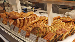 パリ北駅 Carton Paris：2022年クロワッサンコンクール優勝！絶品クロワッサンを味わう | タビパリラックス